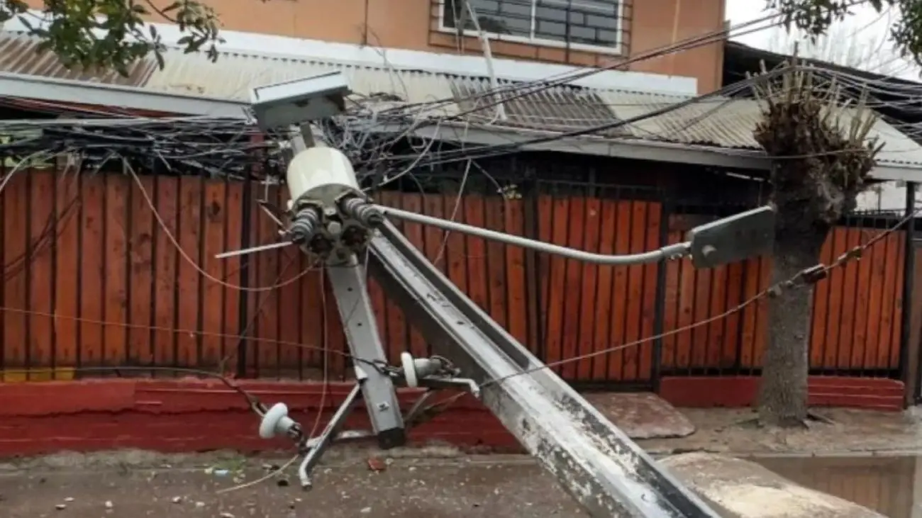Mujer electrocutada por poste caído en La Florida: estado de salud